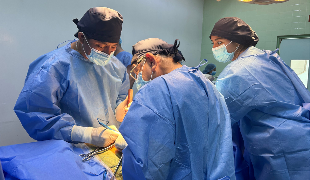 Médicos de Latinoamérica llegan a Perú para realizar operaciones de columna a niños y ...